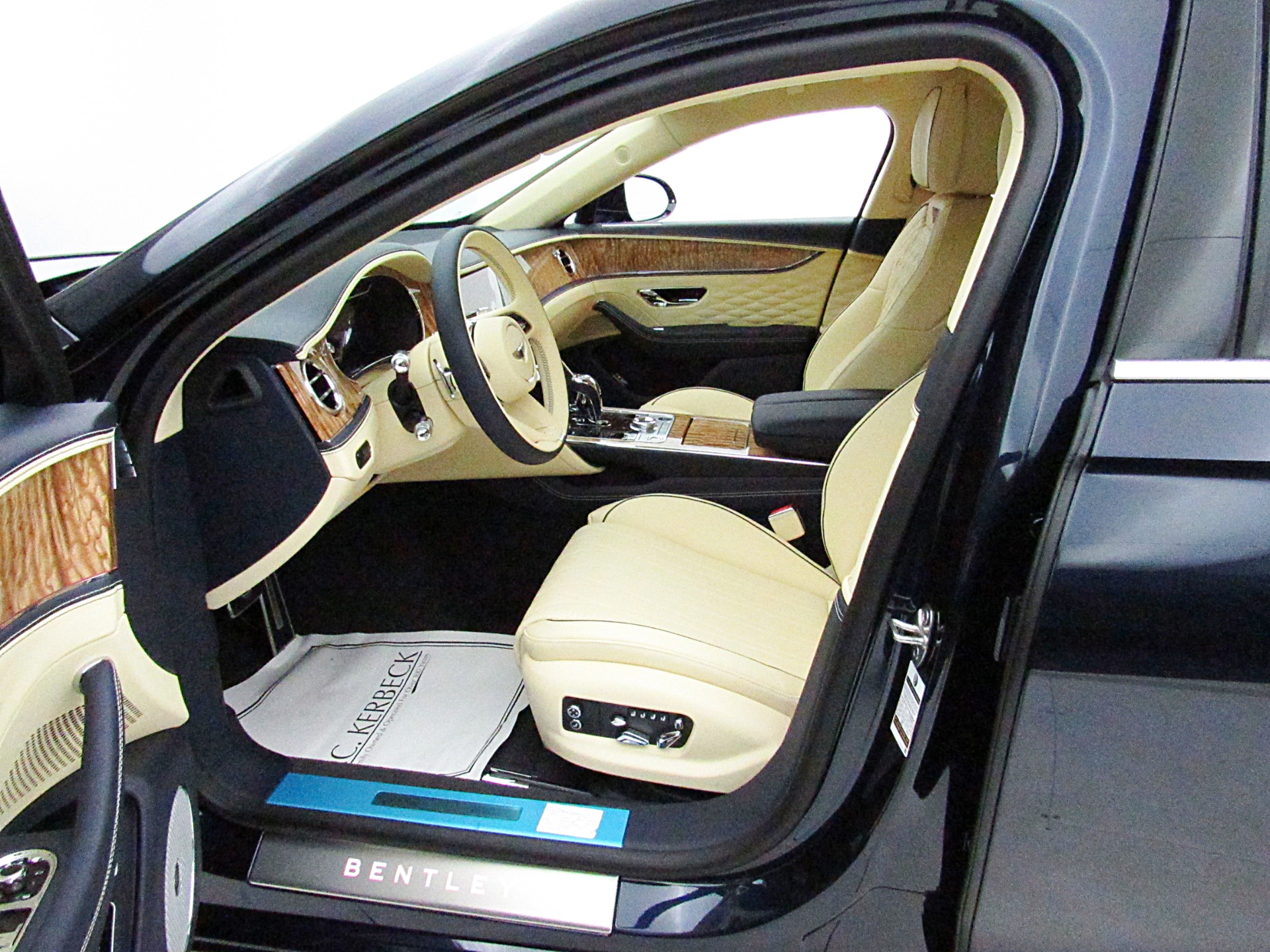 Used 2022 Bentley Flying Spur V8/LEASE OPTIONS AVAILABLE For Sale ...